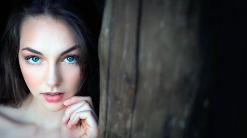 Фото: Девушки с серо зеленоватыми глазами.