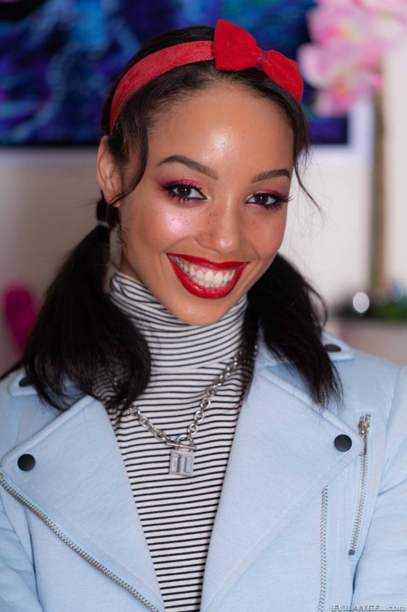 Фото - Модель: Alexis Tae